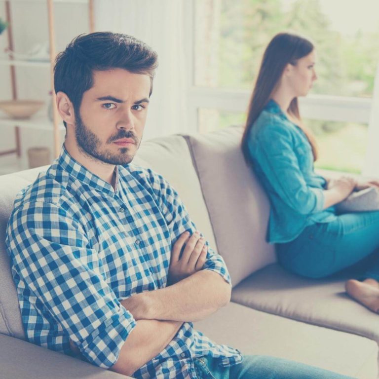 13 Early Red Flags in a Relationship You Should NEVER Ignore - Happier ...