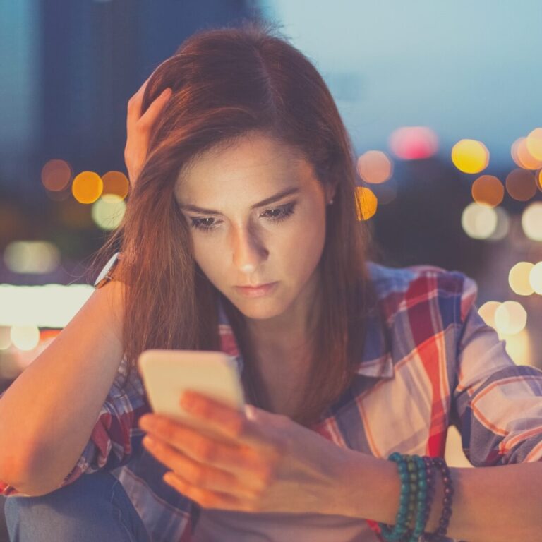 17 Obvious Signs You're an Extreme Introvert - Happier Human