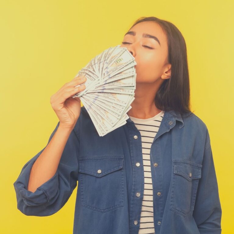 13 Revealing Signs She ONLY Wants Your Money - Happier Human