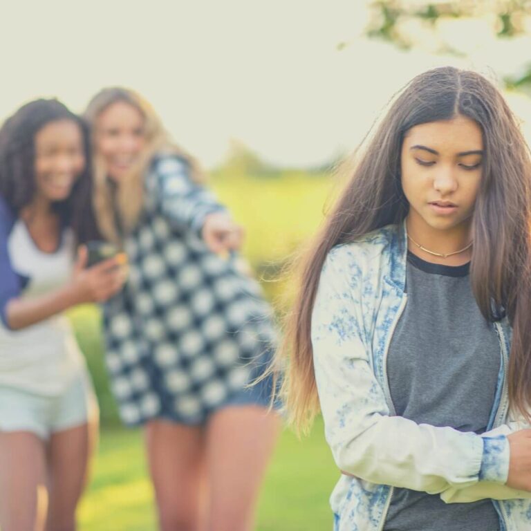 15 Blatant Signs Someone is a Fake Friend - Happier Human