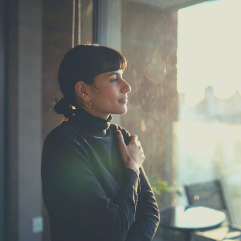 Introvert VS Social Anxiety: 9 Basic Differences - Happier Human